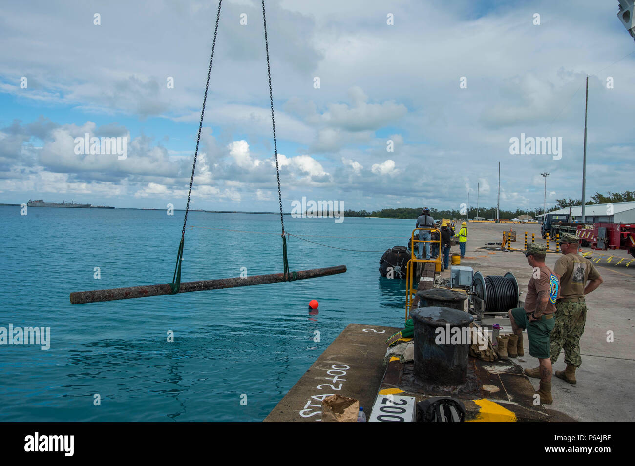161104-N-CN059-0218 DIEGO GARCIA (Nov. 4, 2016) Members of Underwater ...