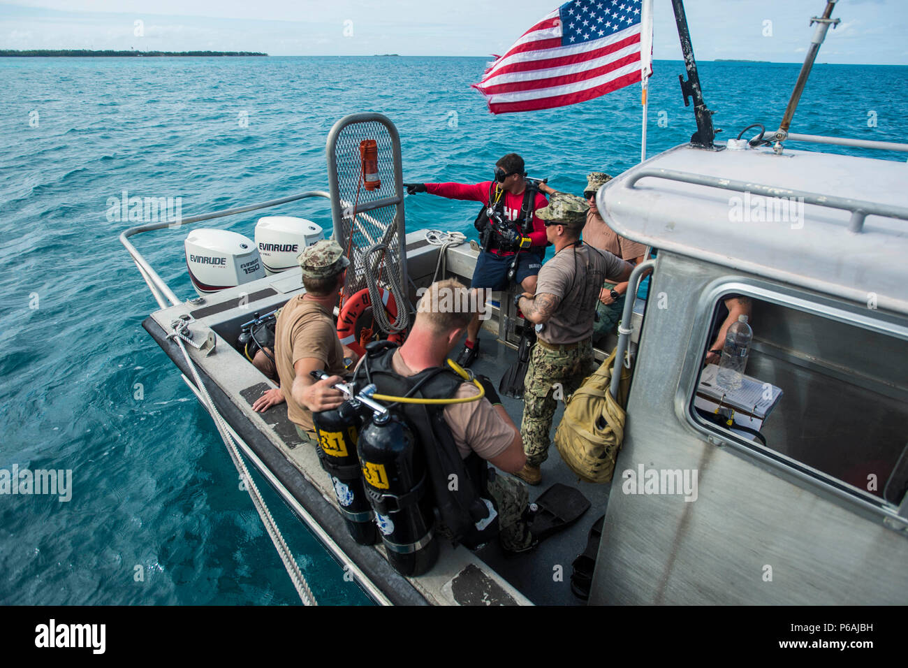 161103-N-CN059-0208 DIEGO GARCIA (Nov. 3, 2016) Members of Underwater ...