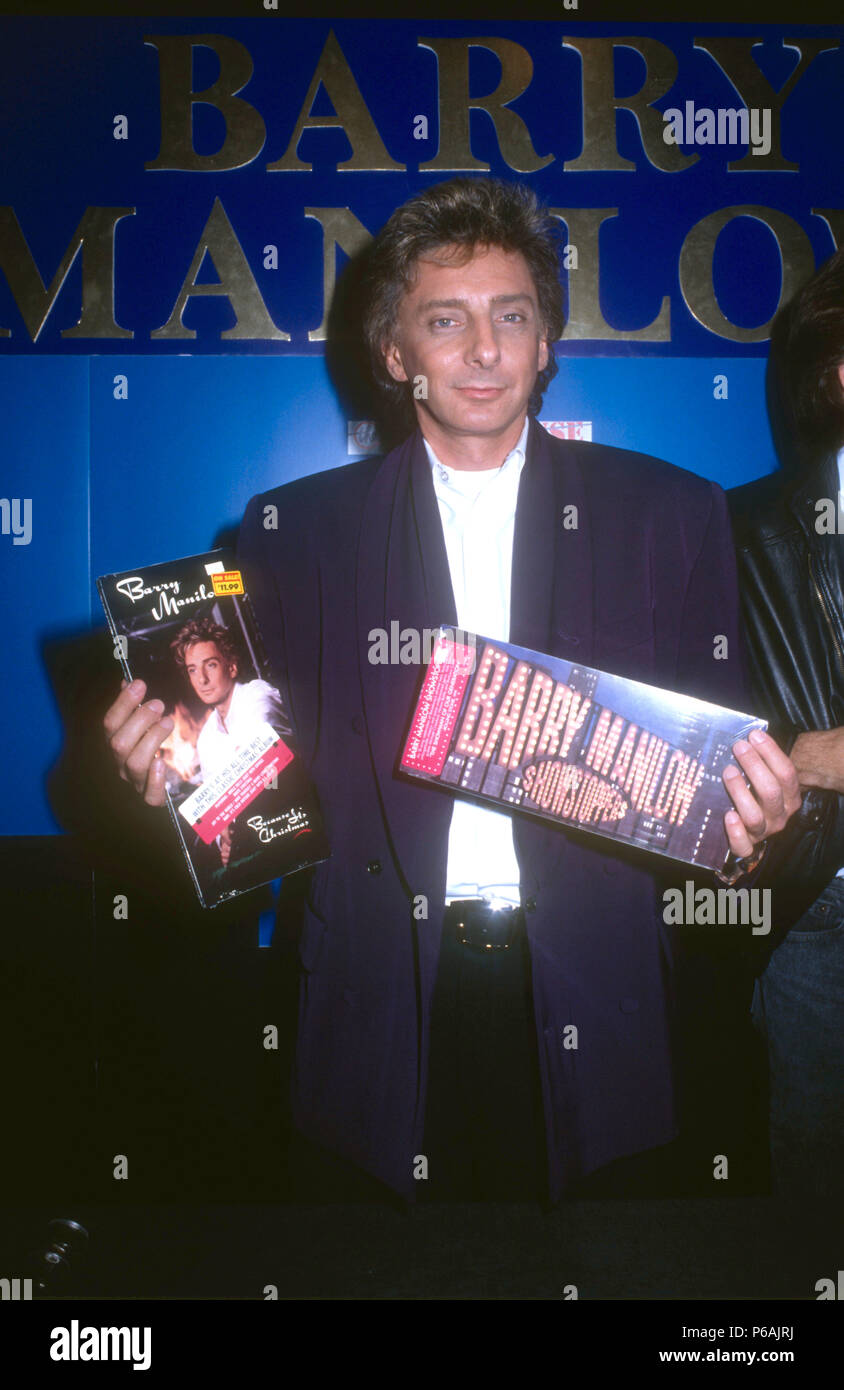 LOS ANGELES, CA - DECEMBER 11: Singer Barry Manilow attends CD signing ...