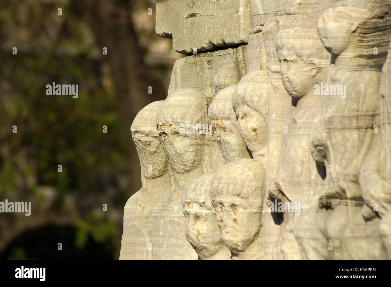 Base del obelisco de Teodosio(1450a.c.).Jardines y esplanada del ...