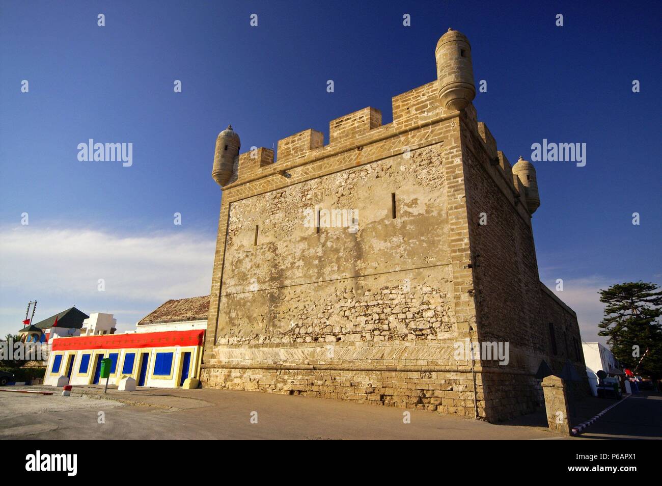 Torre en la muralla portuguesa(s.XVIII).Essaouira (mogador). Costa ...