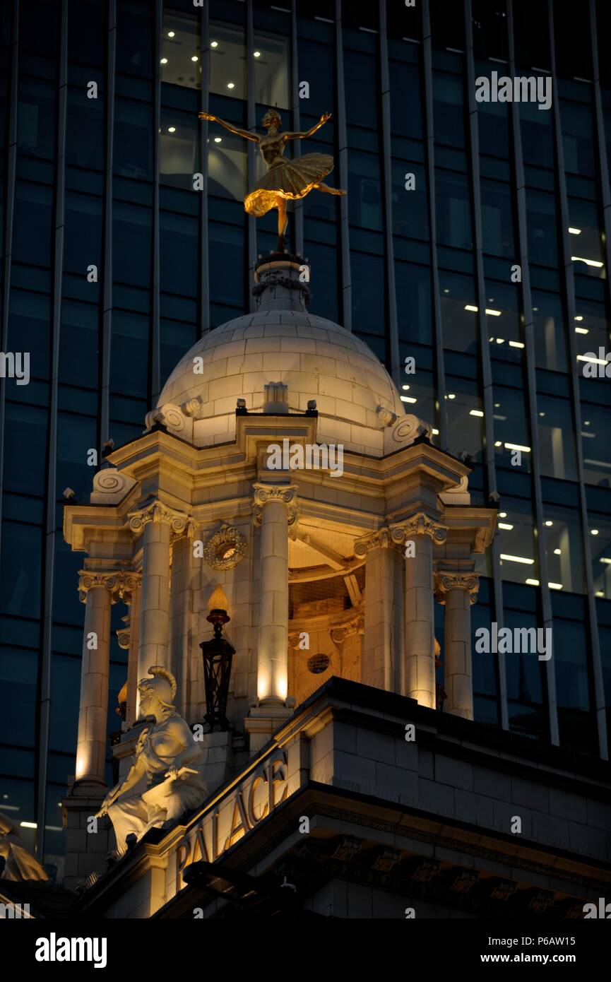Victoria palace theatre night london hi-res stock photography and images - Alamy