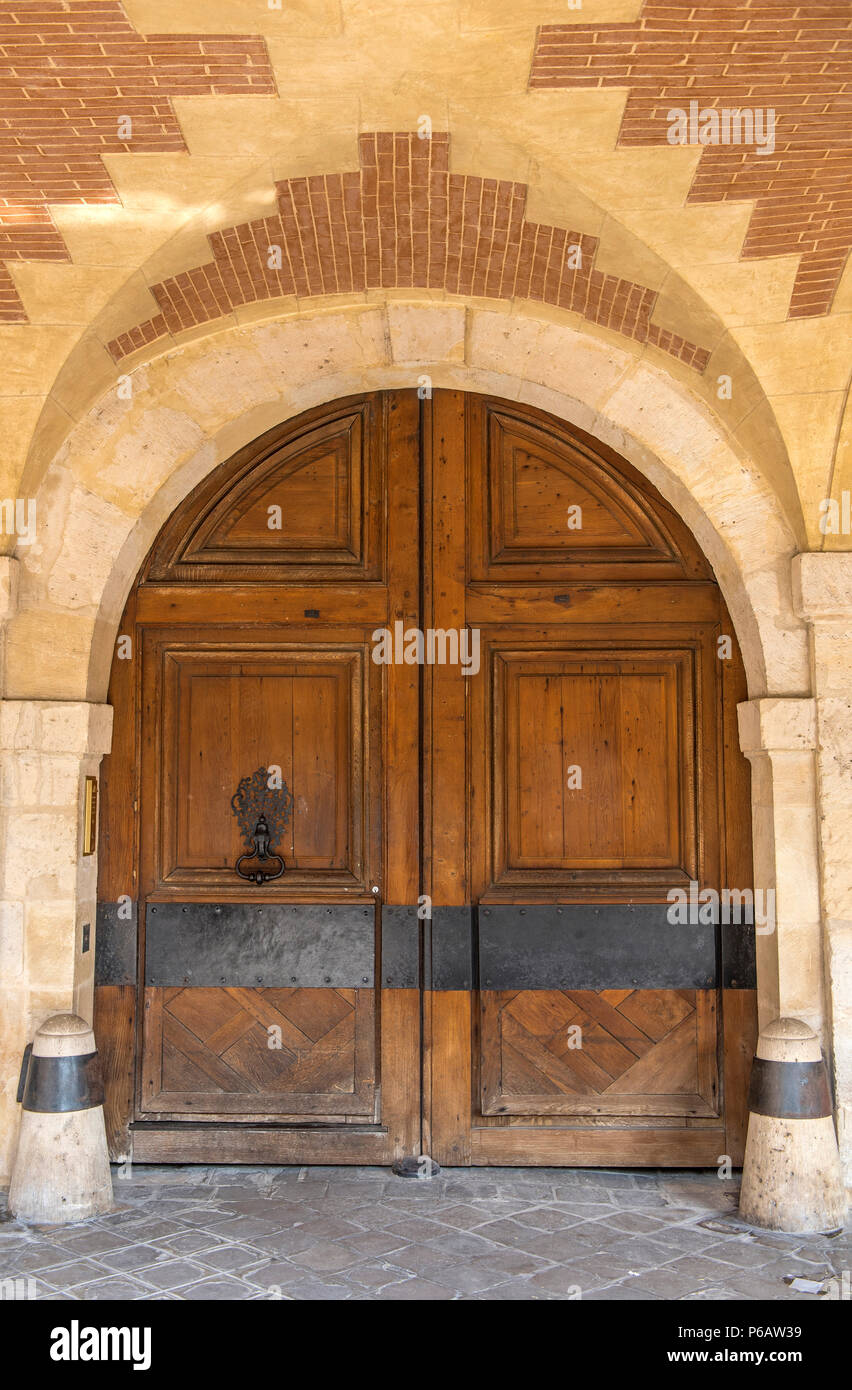 France, Paris 3th and 4th district, carriage door under the archway on ...