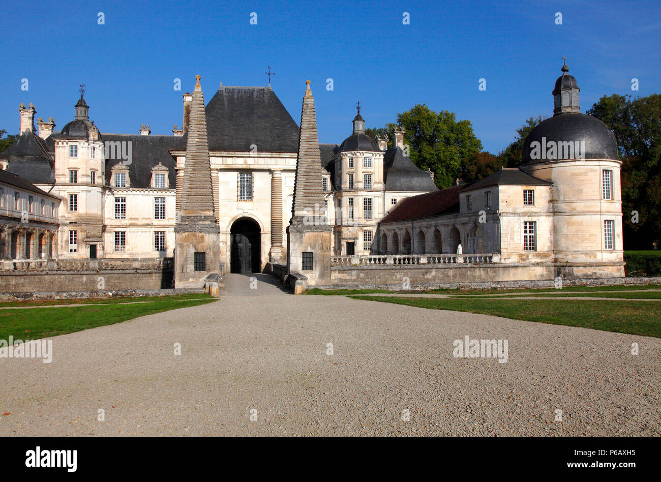 Castle of tanlay hi-res stock photography and images - Alamy