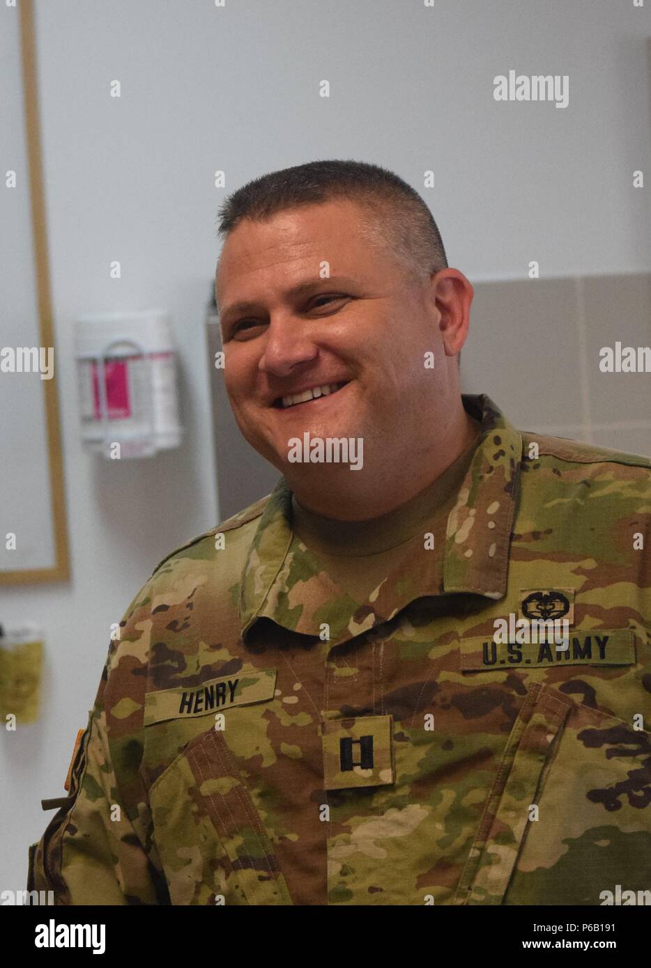 Captain Henry (center), a physician assistant with Tennessee Army ...