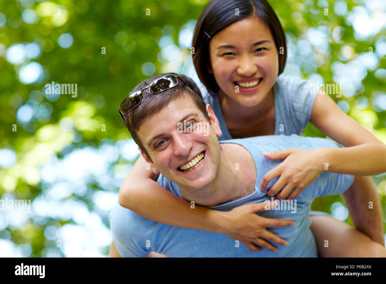 Smiling chinese couple hi-res stock photography and images - Alamy