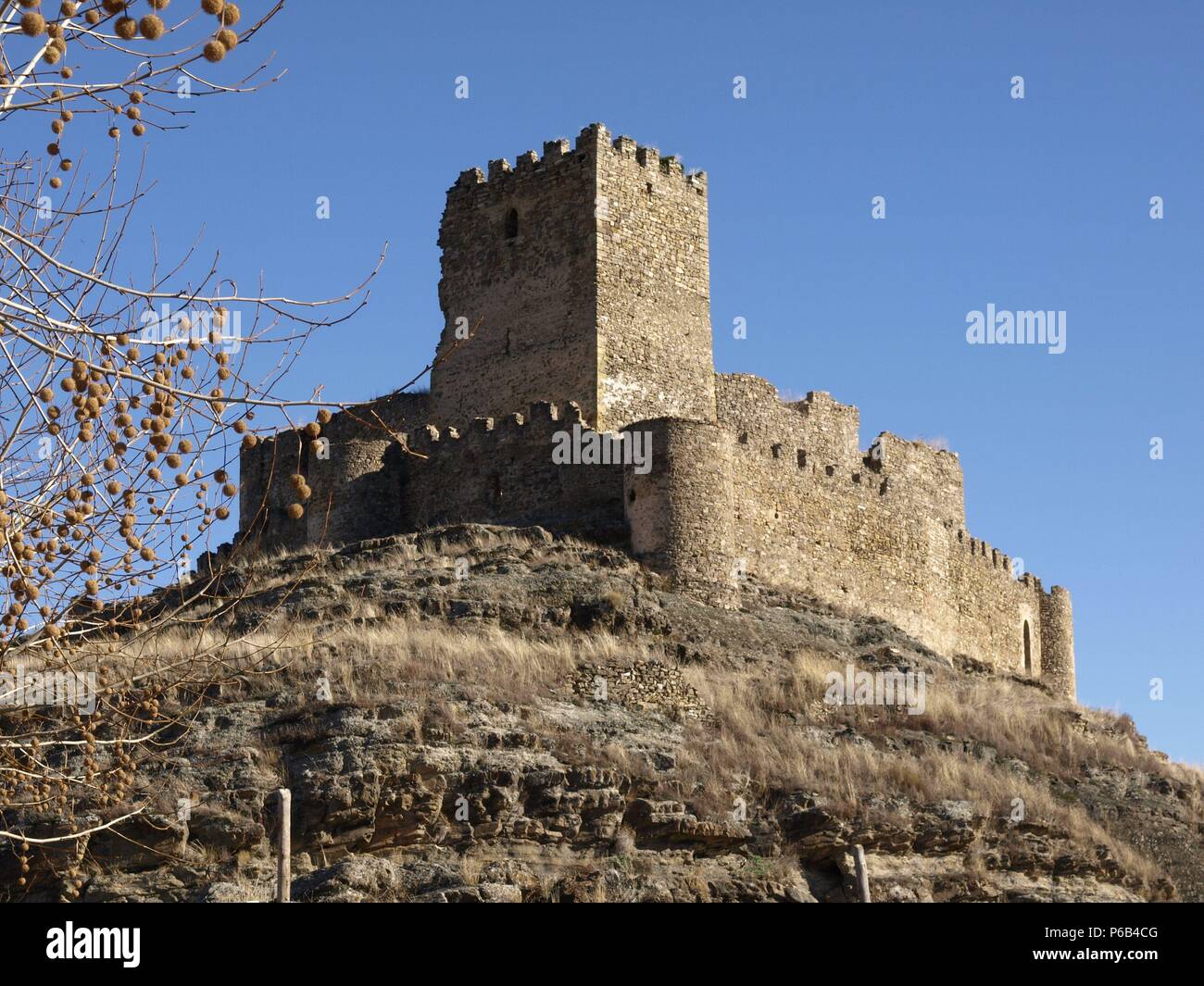 PUEBLO DE MAGAÑA: VISTA DEL CASTILLO Stock Photo - Alamy