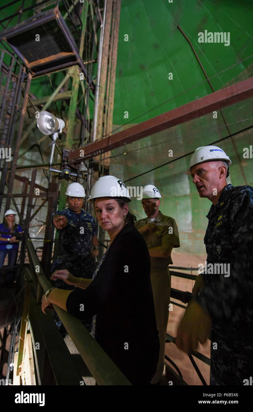 170124-N-GI544-025 PEARL HARBOR (Jan. 24, 2017) Capt. Ken Epps ...