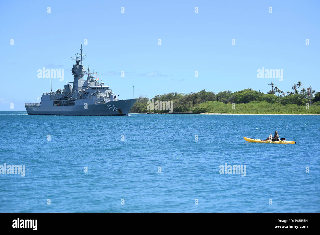 Australian navy frigate hmas toowoomba ffh 156 hi-res stock photography ...