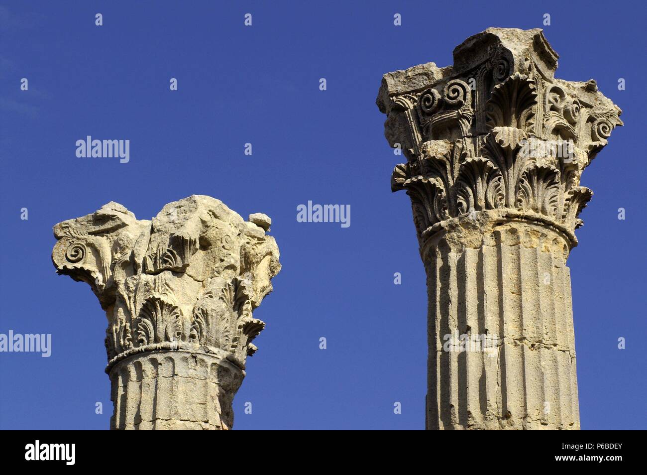 Columnas Corintias.Templo de Zeus-Olbius .Pueblo de Uzuncaburç ...