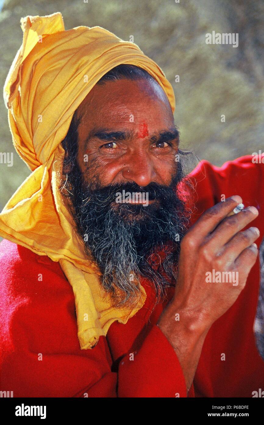 Sadhu. Gomukh(La boca de la vaca).Uttarkashi. Himalaya Garhwal. Uttar ...
