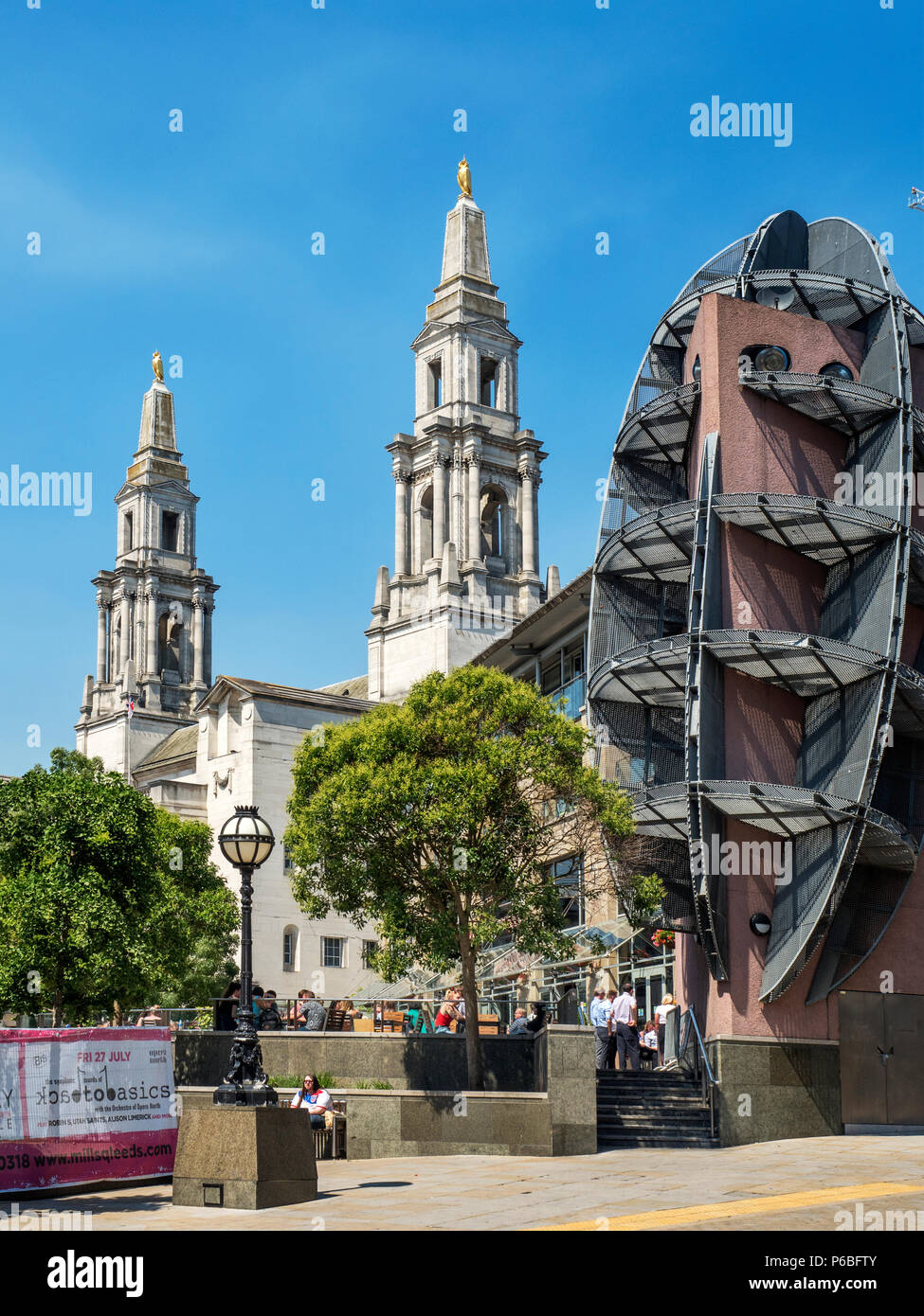 Modern civic building people hi-res stock photography and images - Alamy