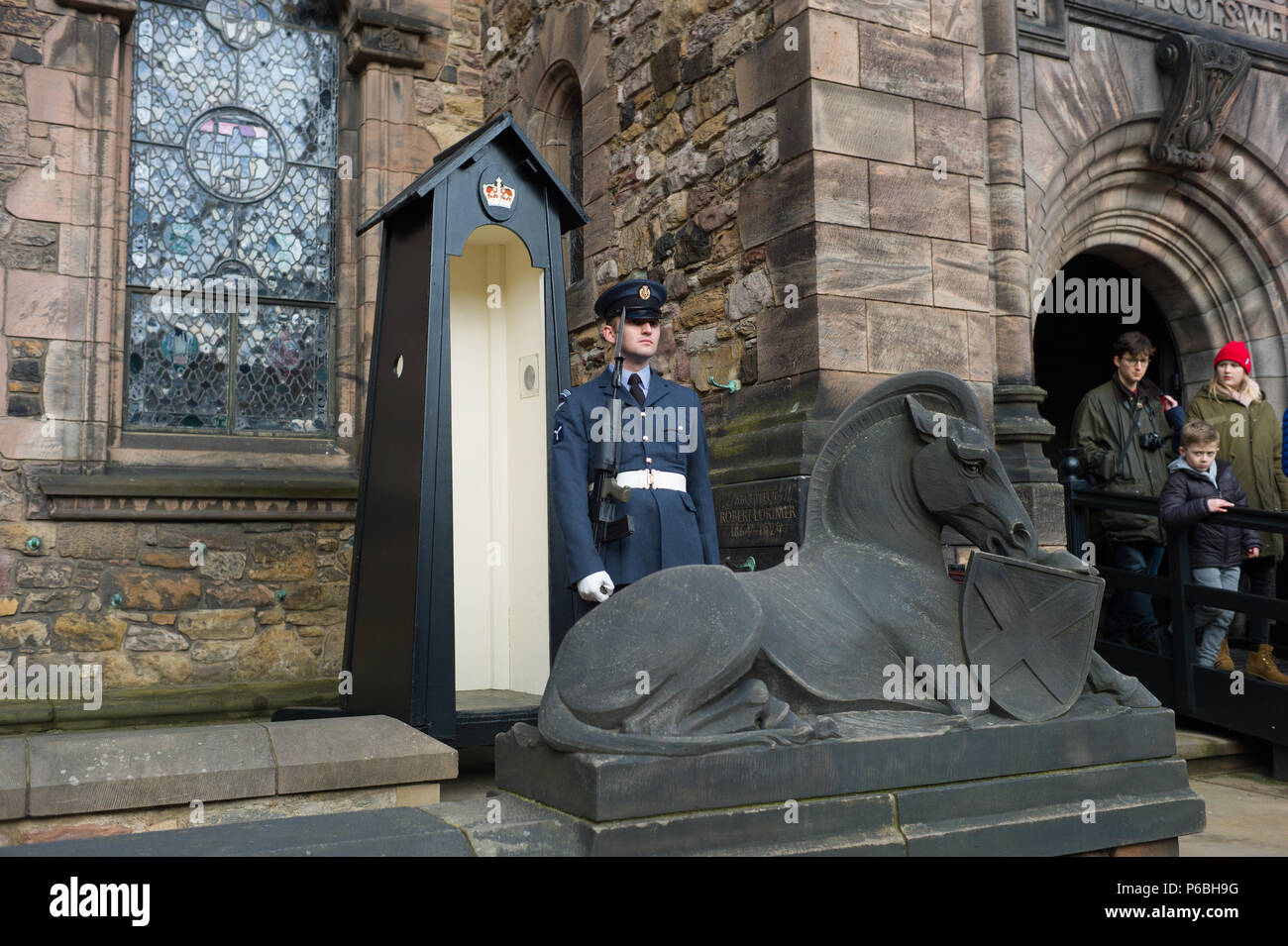 Edinburgh castle castle guard edinburgh hi-res stock photography and ...
