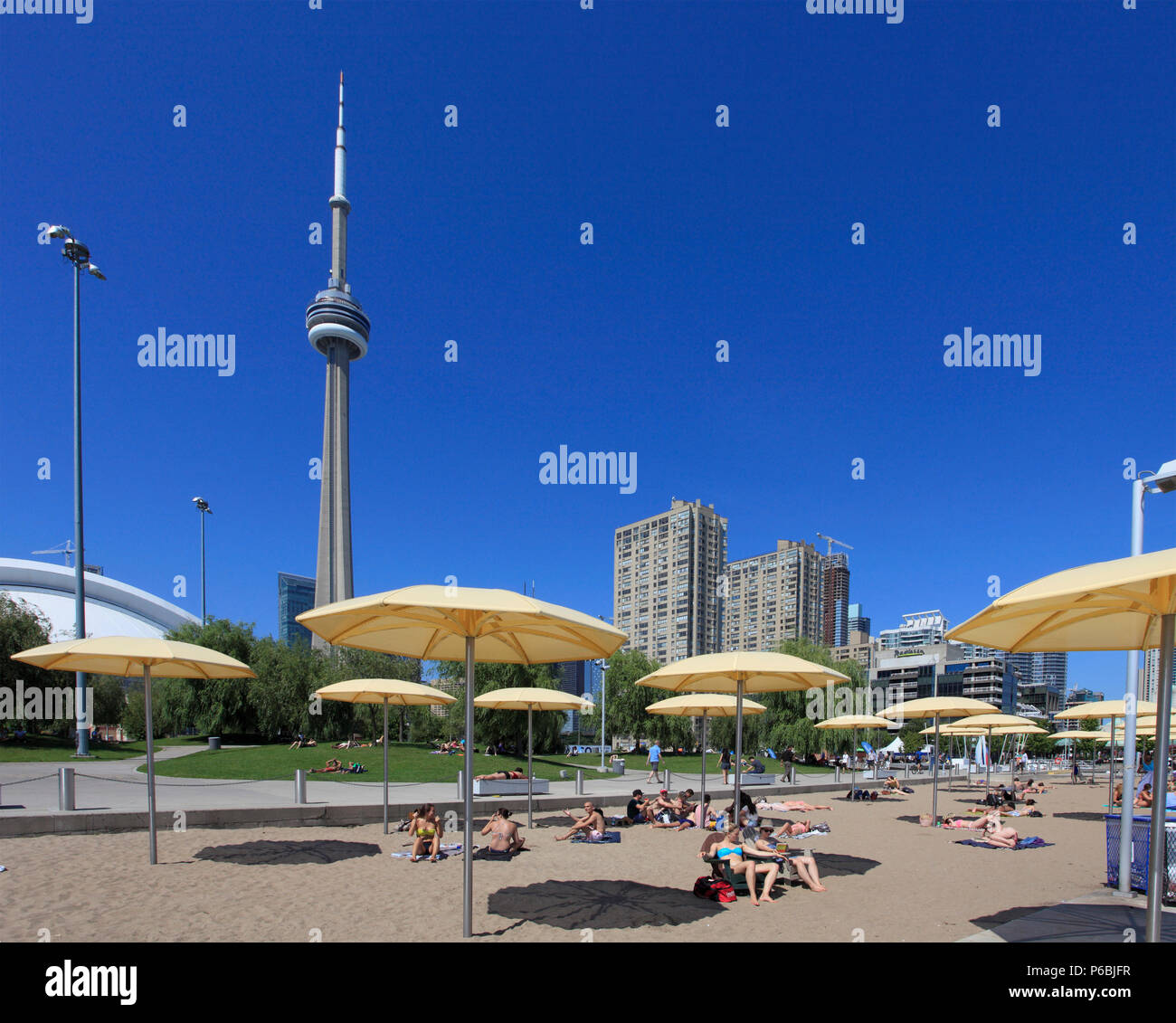 Canada ontario toronto harbourfront beach hi-res stock photography and ...