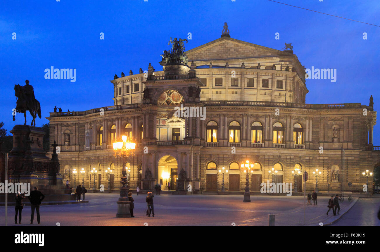 Oper dresden hi-res stock photography and images - Alamy