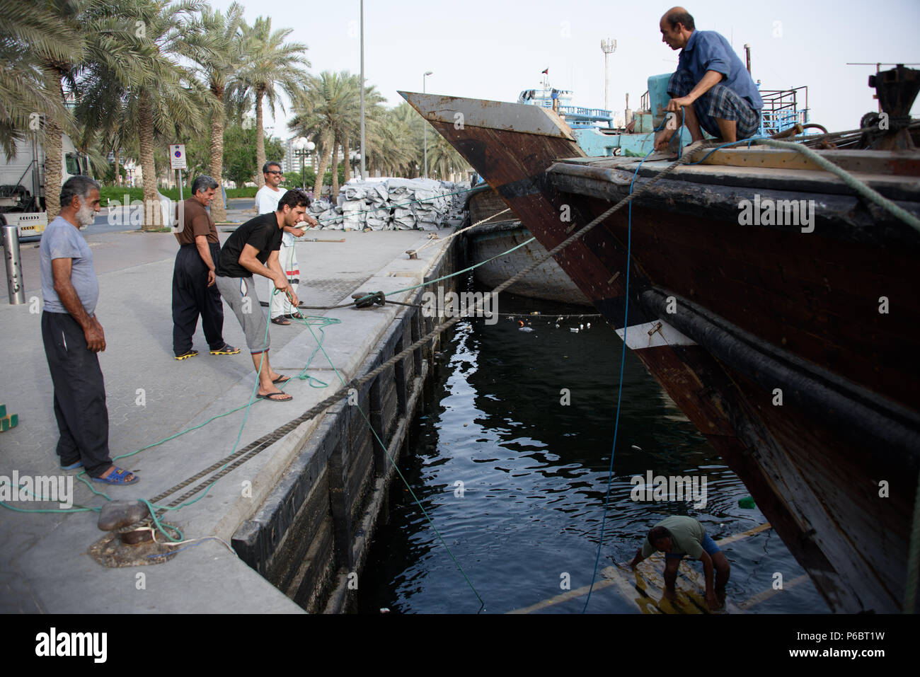 Iranian dhow sailors hi-res stock photography and images - Alamy