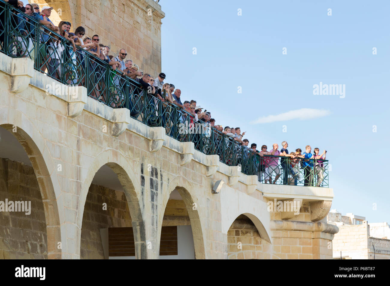 Tourist crowd / tourists crowds gathered to watch the Saluting Battery ...