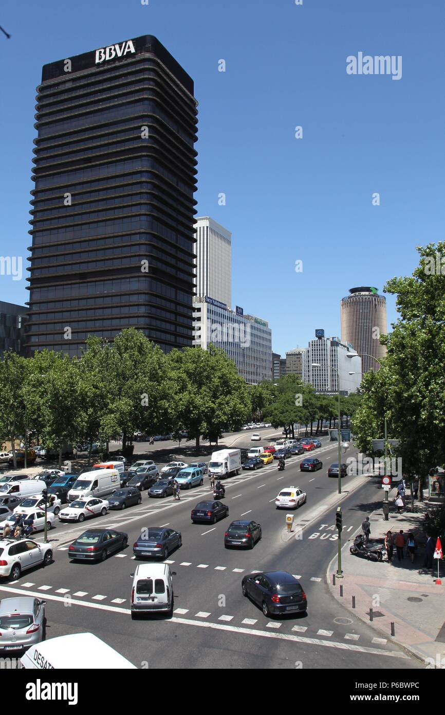 MADRID. PASEO DE LA CASTELLANA DESDE EL PUENTE DE RAIMUNDO FERNANDEZ ...