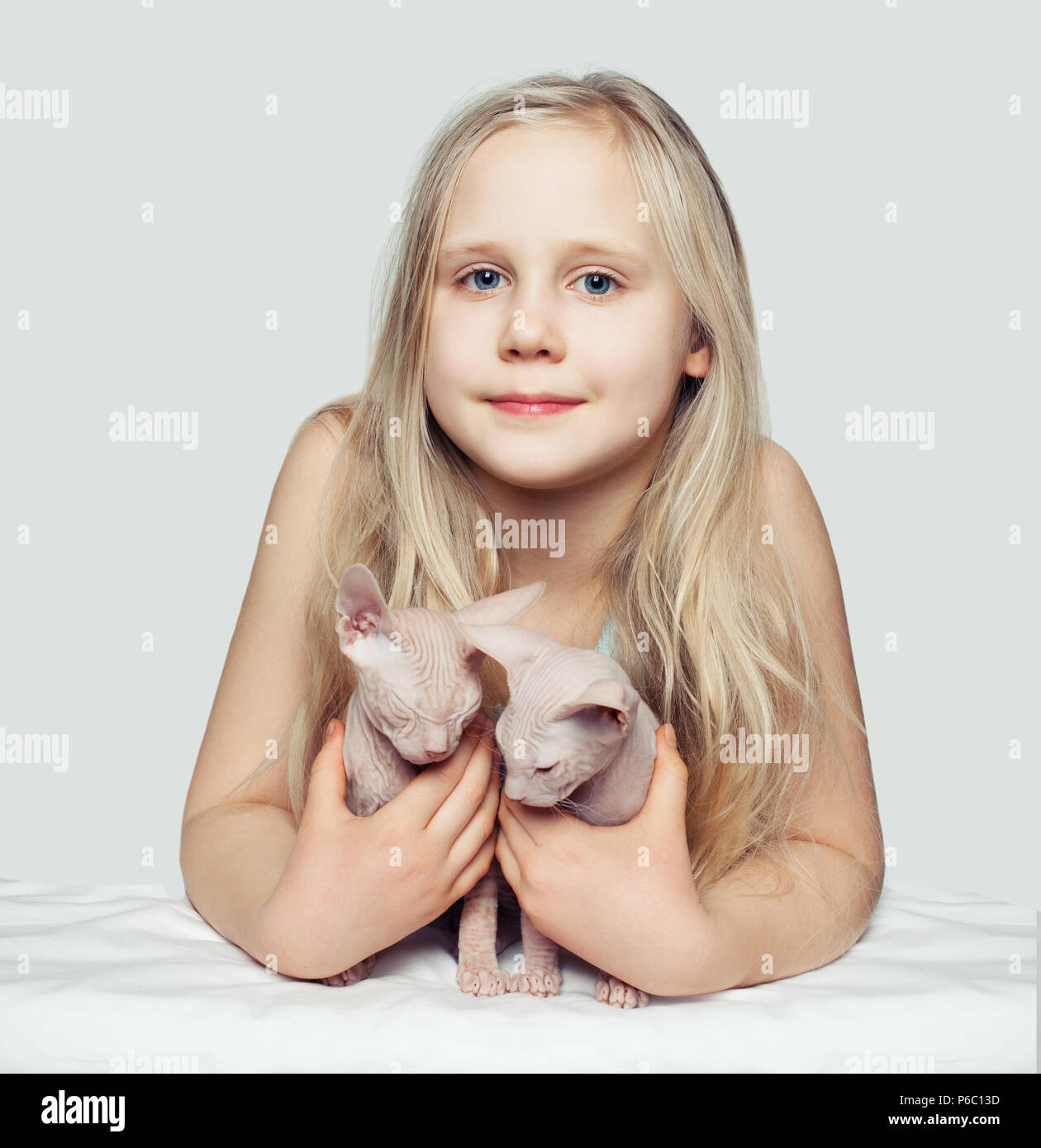 Smiling kittens hi-res stock photography and images - Alamy