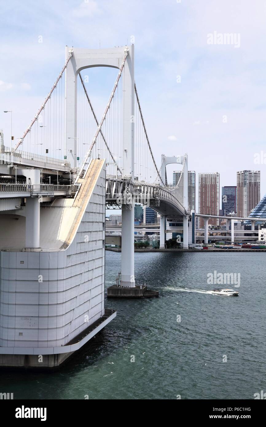 Rainbow Bridge in Tokyo - city view with skyline Stock Photo - Alamy