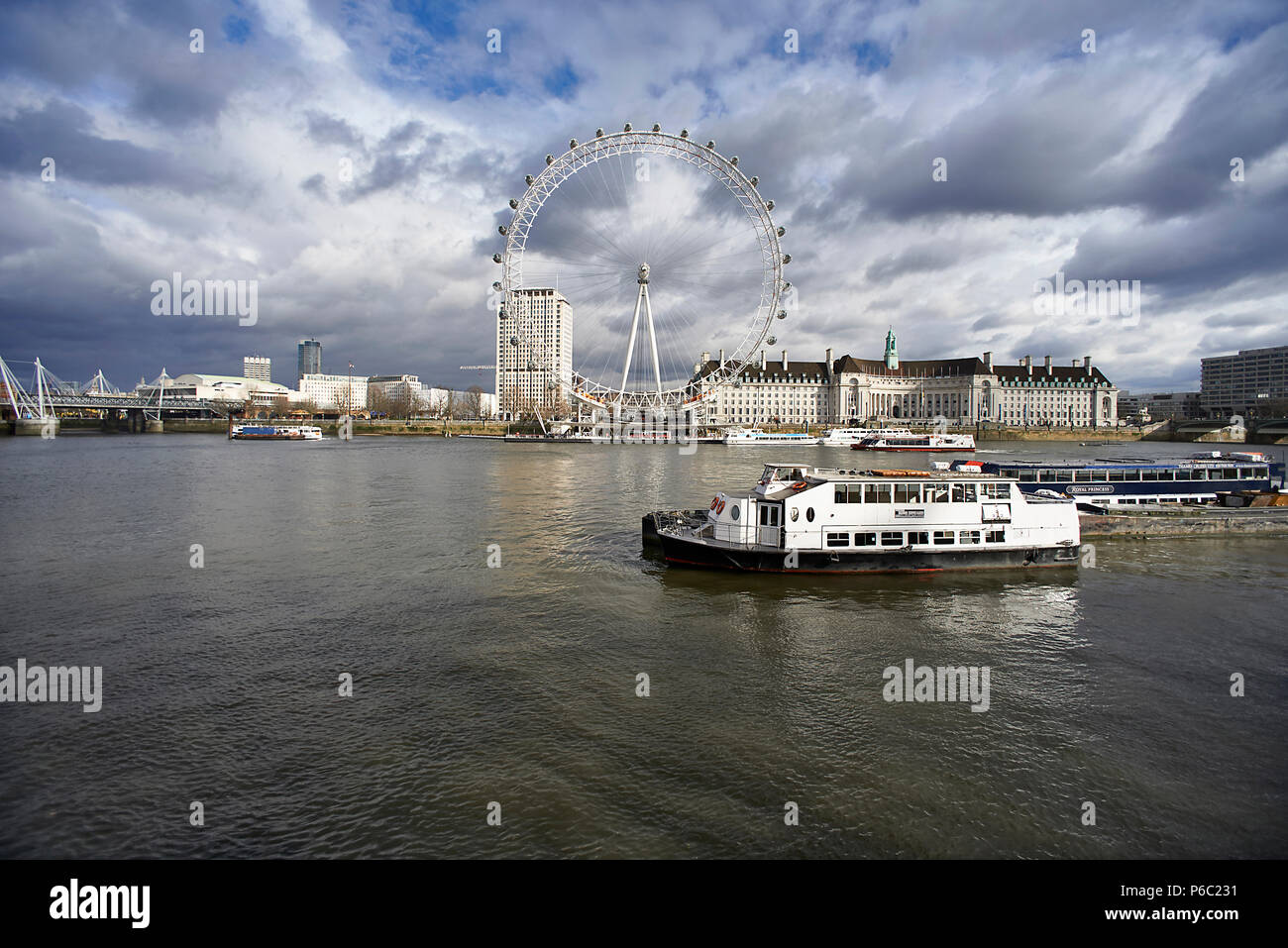 Wide view over the river Thames in the city centre of London, England ...