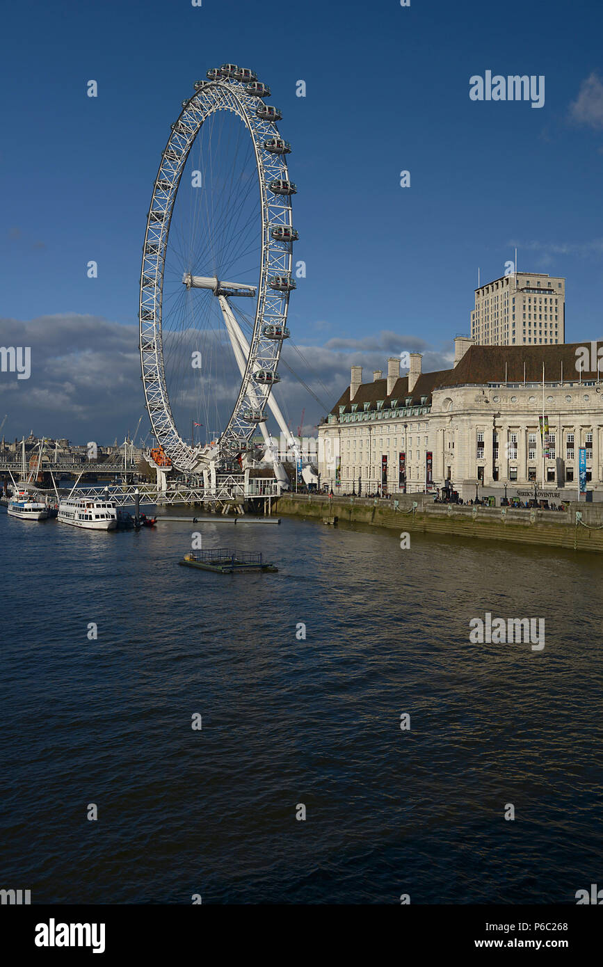 Wide view over the river Thames in the city centre of London, England ...