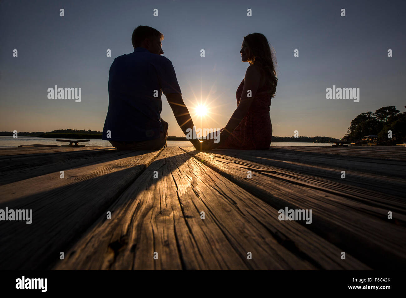 Couple love sunset hi-res stock photography and images - Alamy
