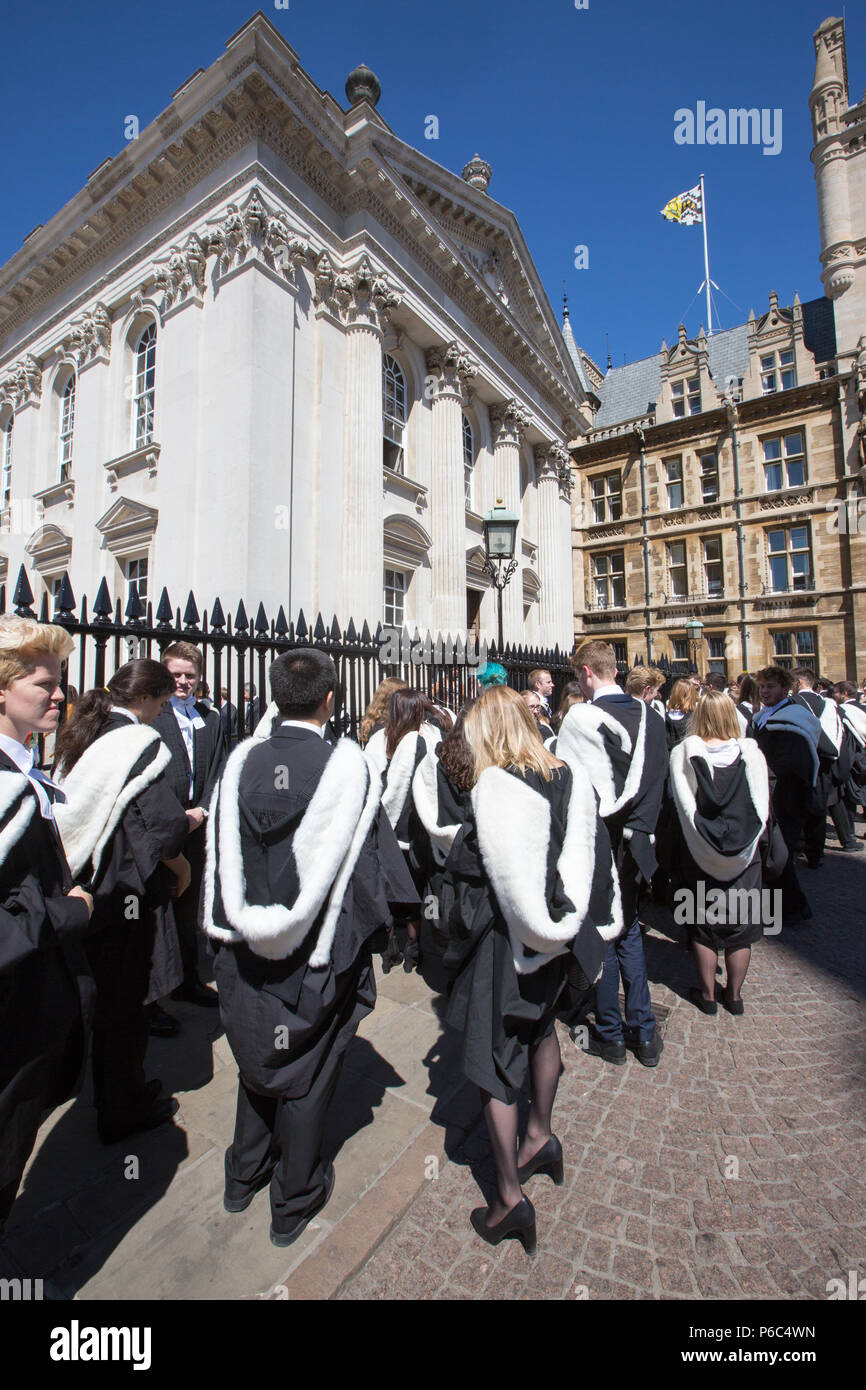 Oxford university students gowns hi-res stock photography and images ...