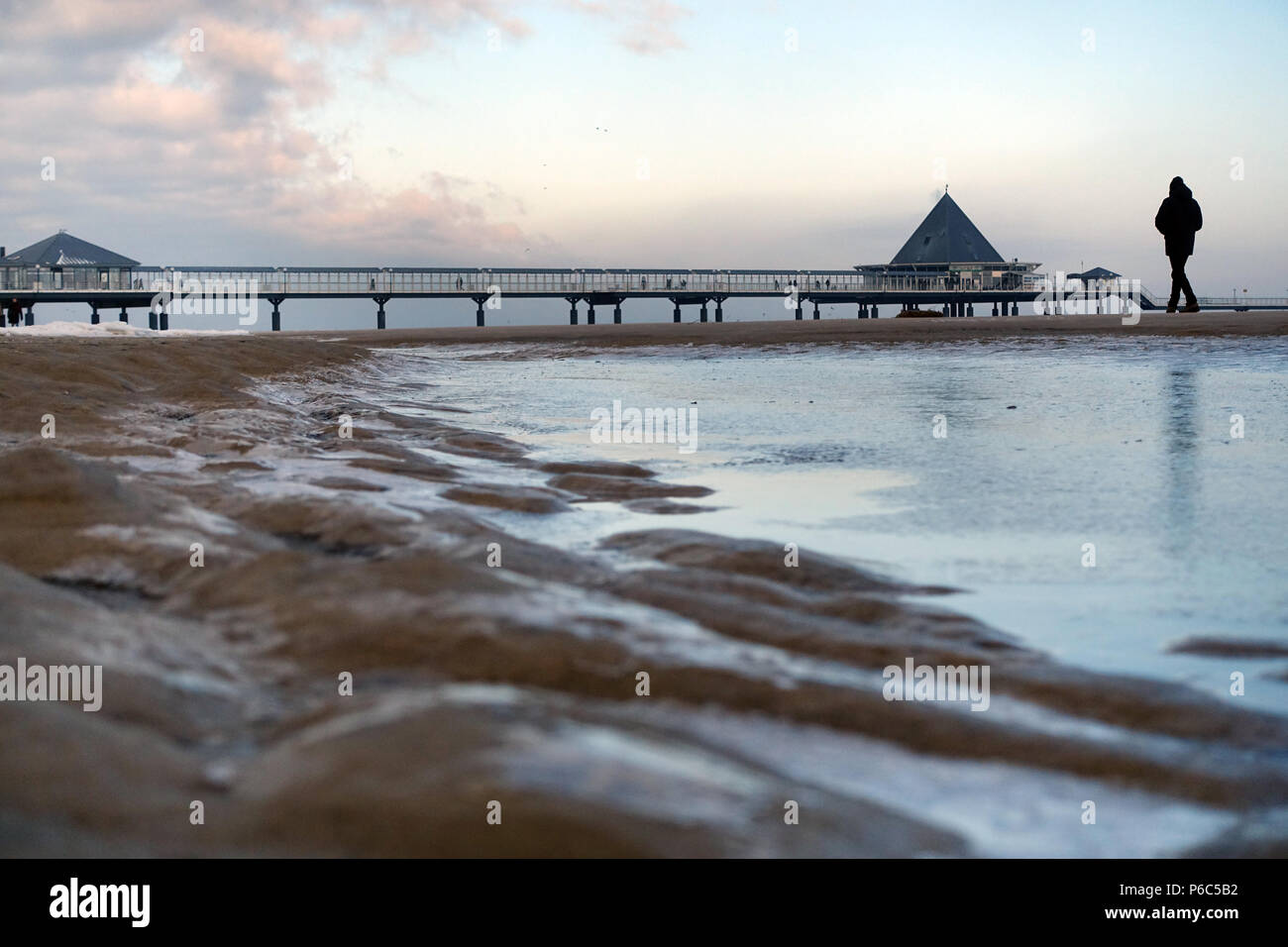 Sea water bridge hi-res stock photography and images - Alamy