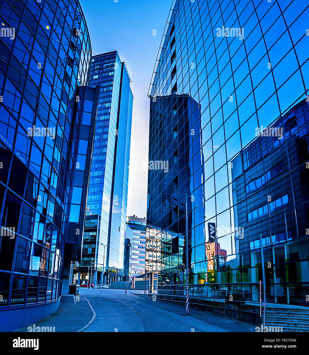 Glass concrete office buildings hi-res stock photography and images - Alamy