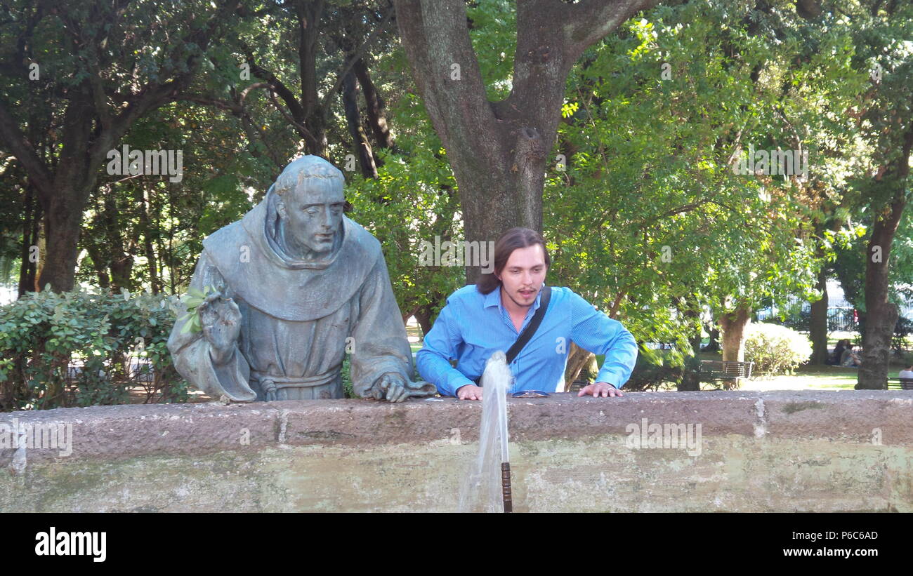 People standing next to statue hi-res stock photography and images - Alamy