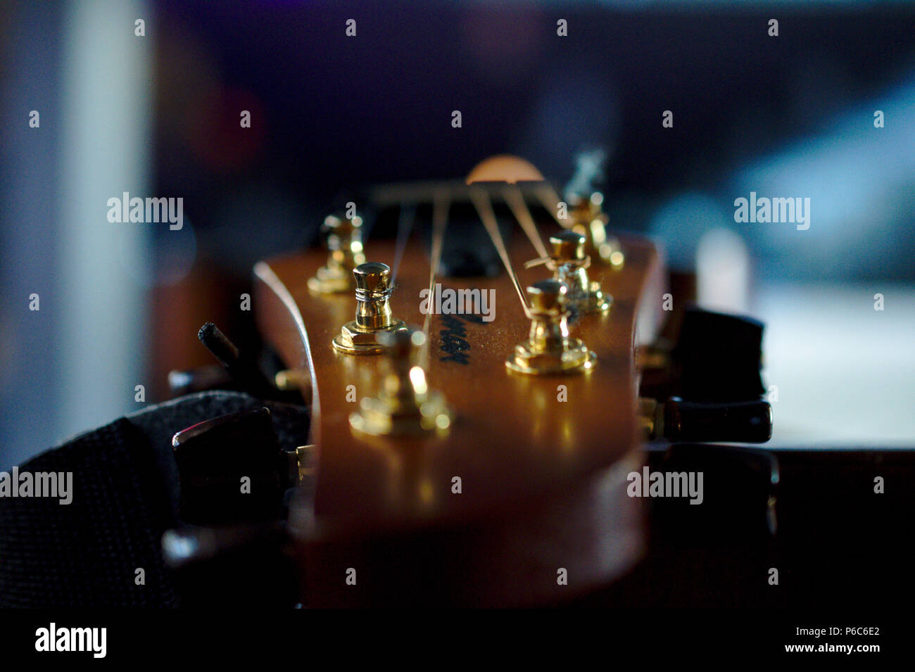 guitar head with strings attached Stock Photo - Alamy