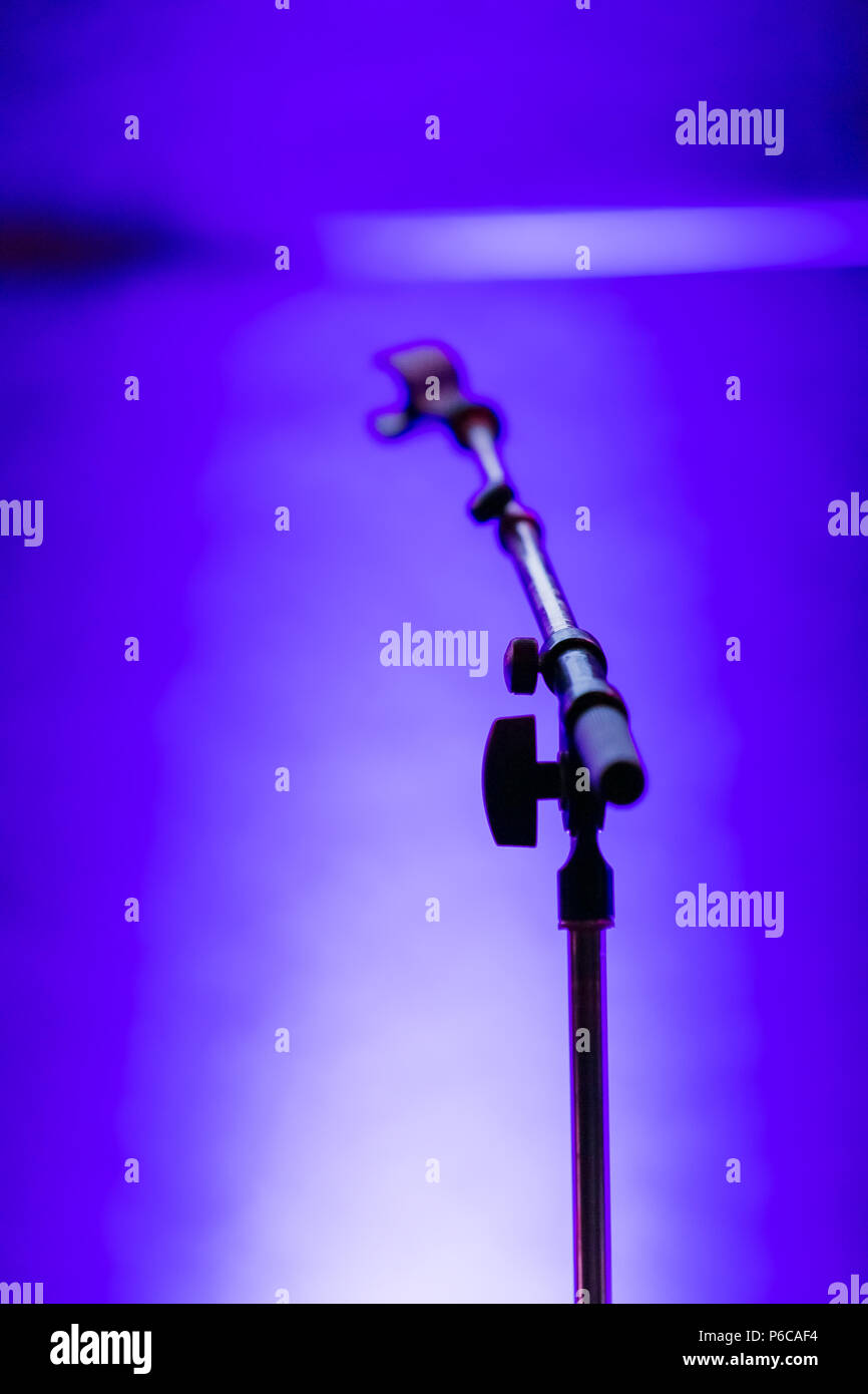 Empty microphone stand hi-res stock photography and images - Alamy