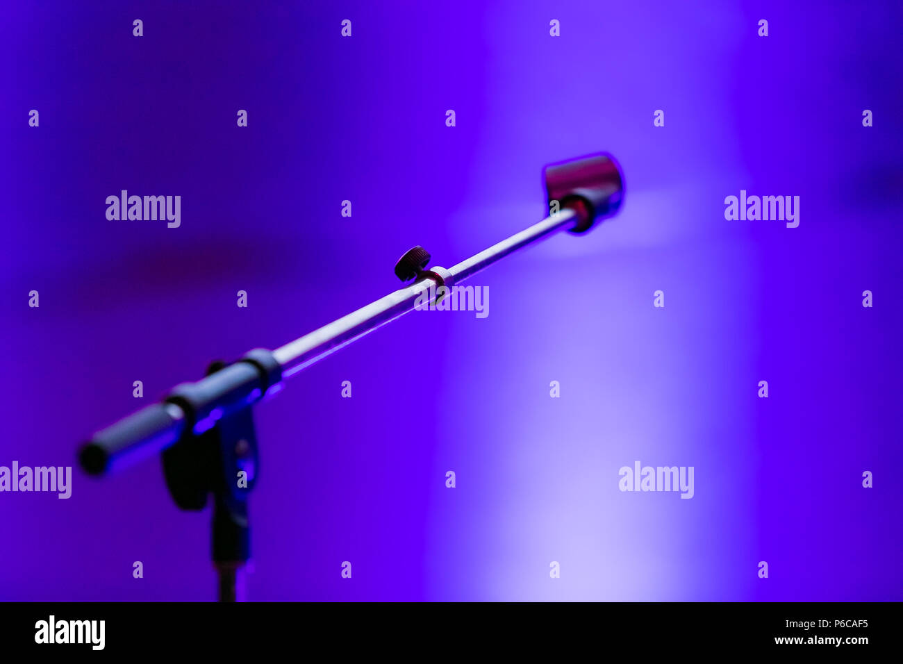 Empty microphone stand hi-res stock photography and images - Alamy