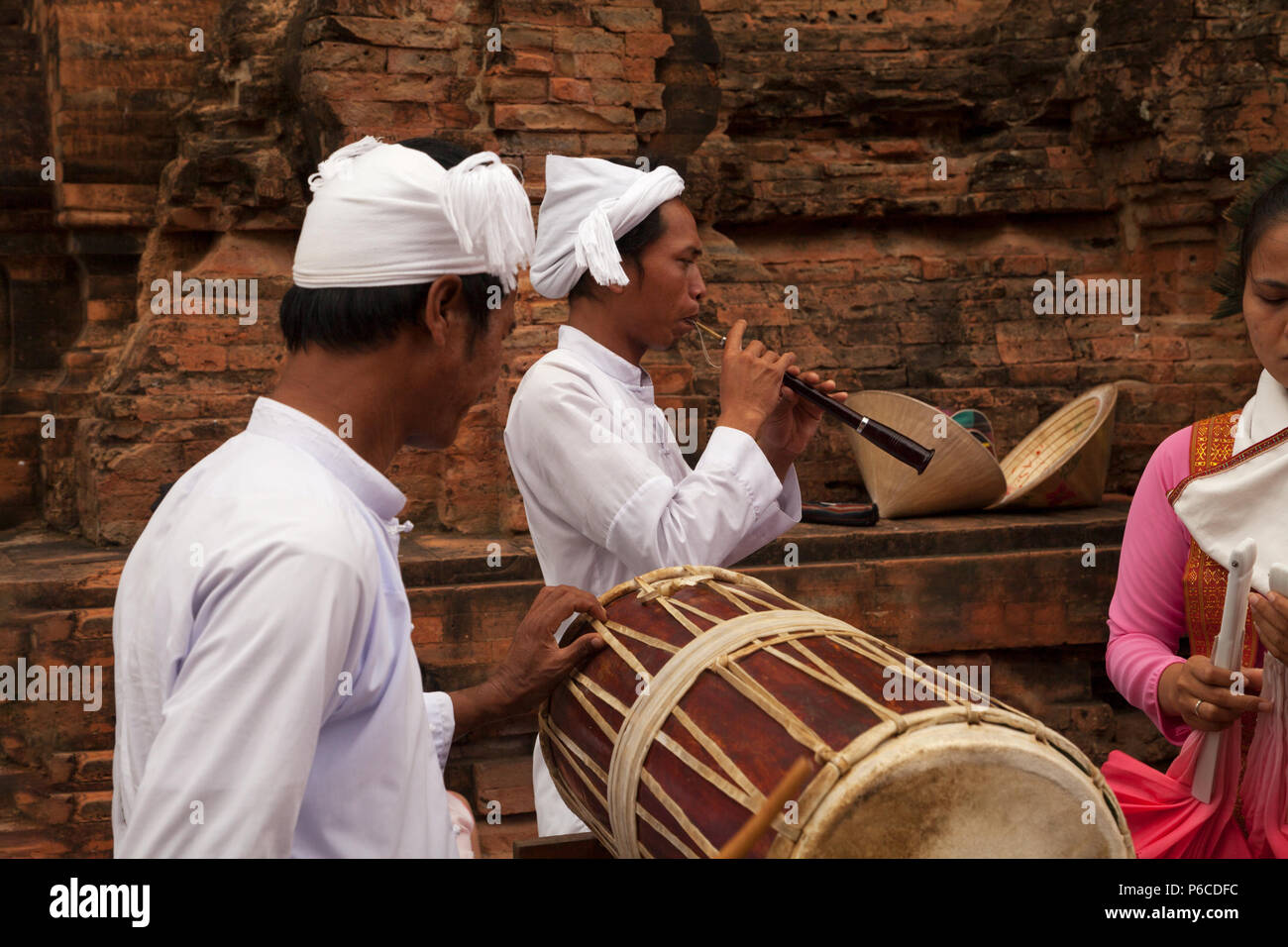 Vietnamese traditional dance hi-res stock photography and images - Alamy