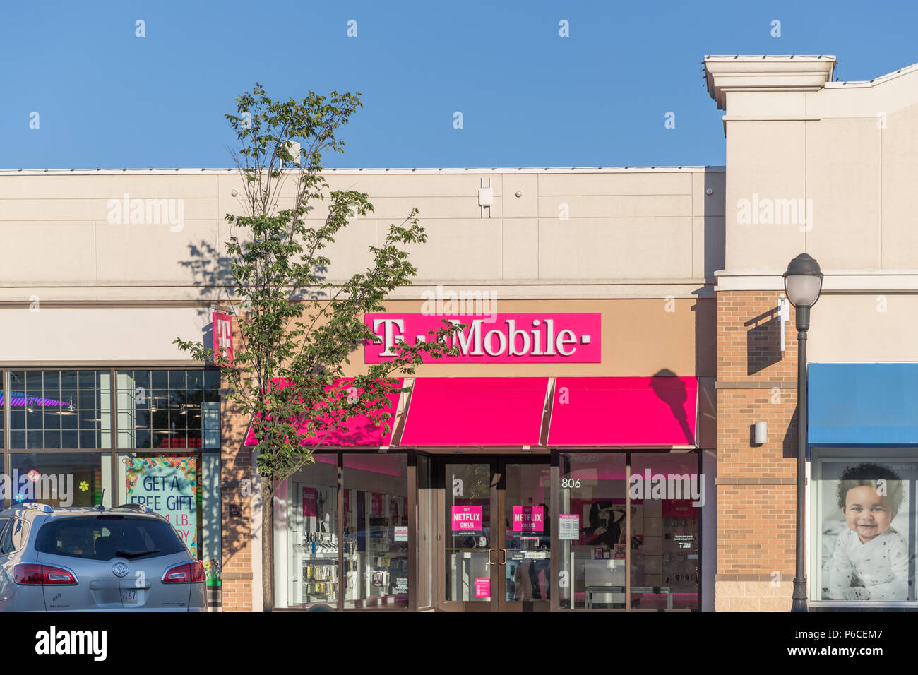 Philadelphia, Pennsylvania, June 19, 2018: T Mobile store front Stock ...