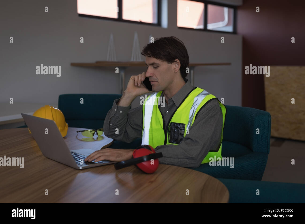 Mobile phone office worker desk hi-res stock photography and images - Alamy