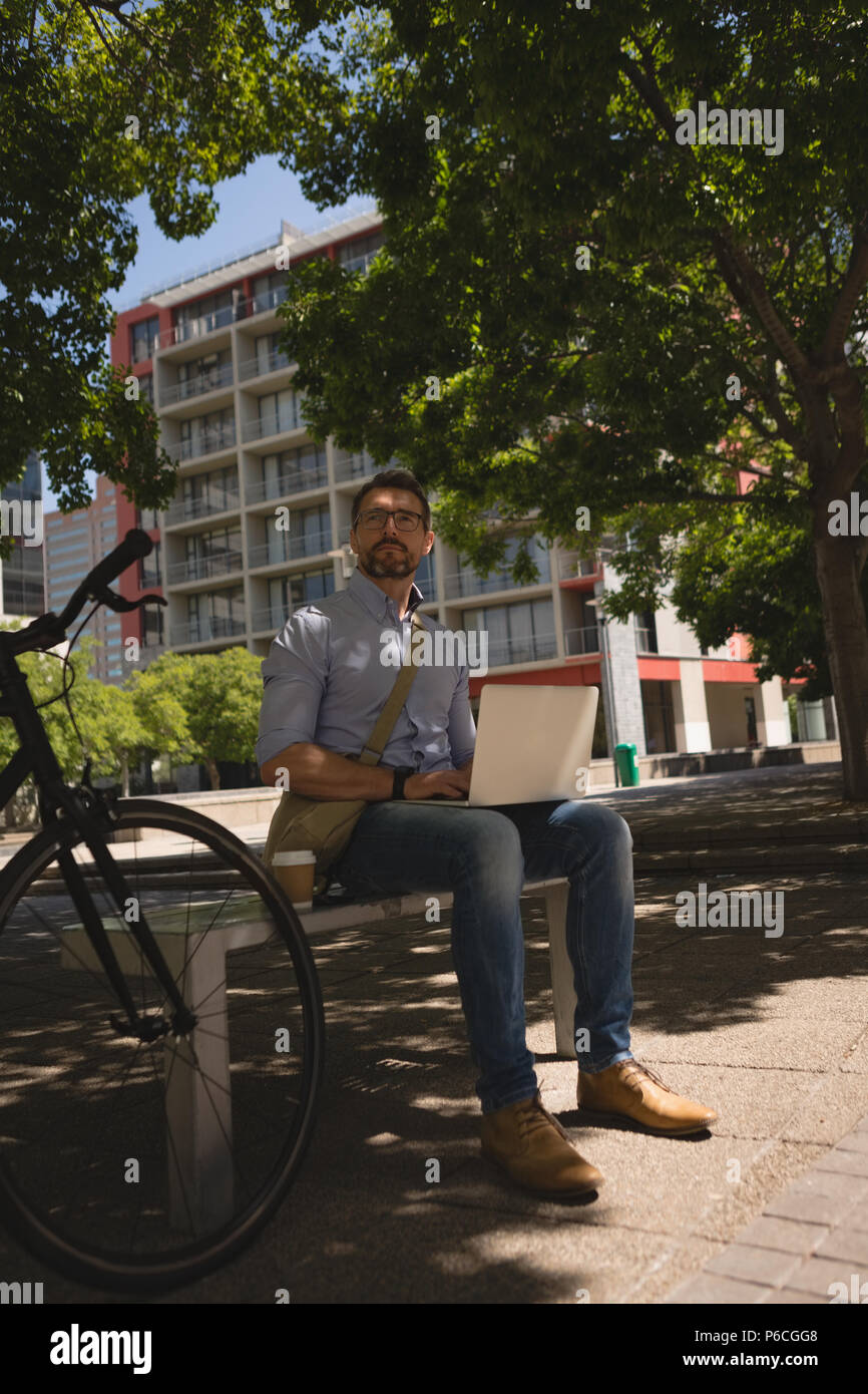Working outdoors laptop park hi-res stock photography and images - Alamy