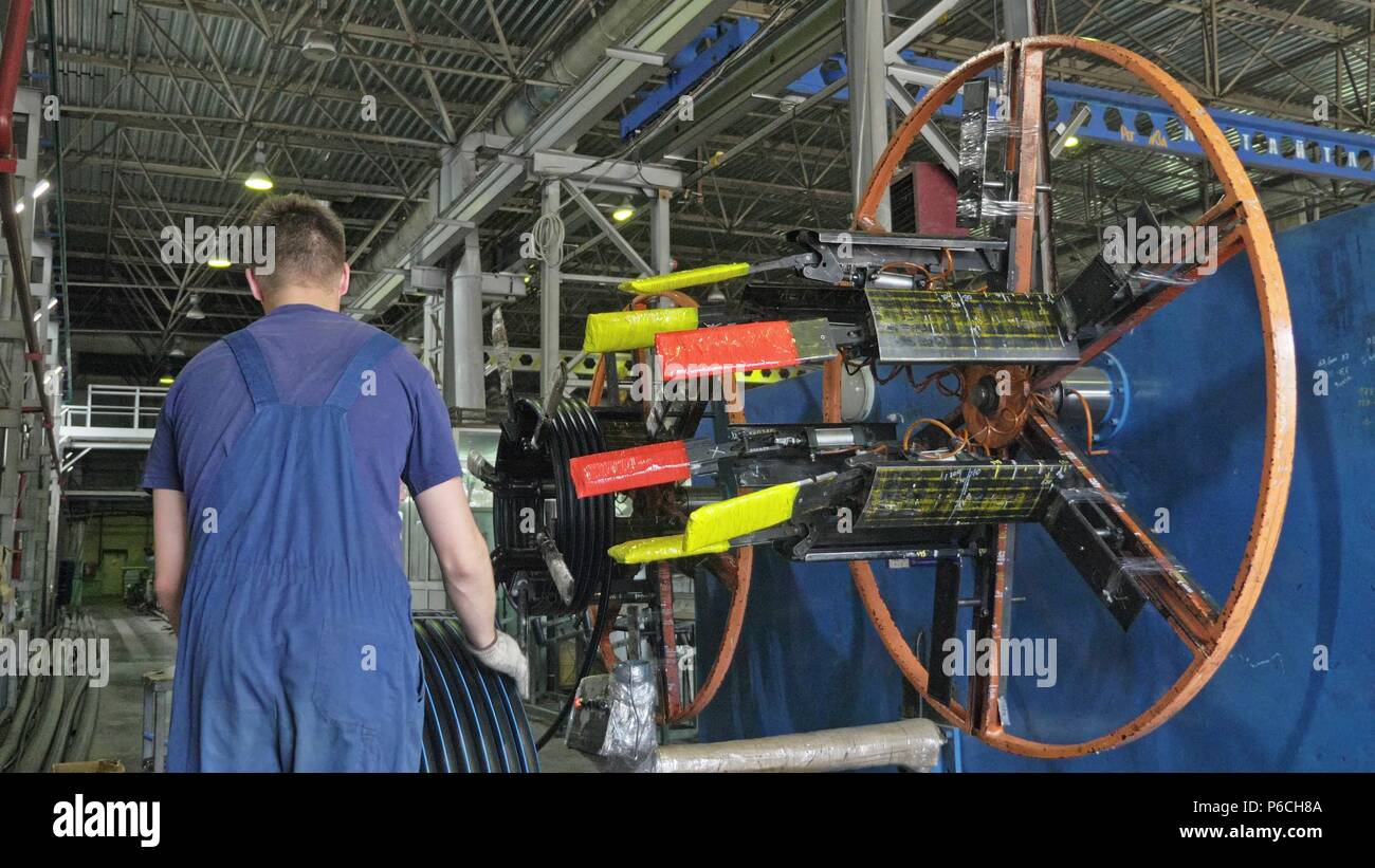 Roll threading coil pipe. Manufacture of plastic water pipes to the ...