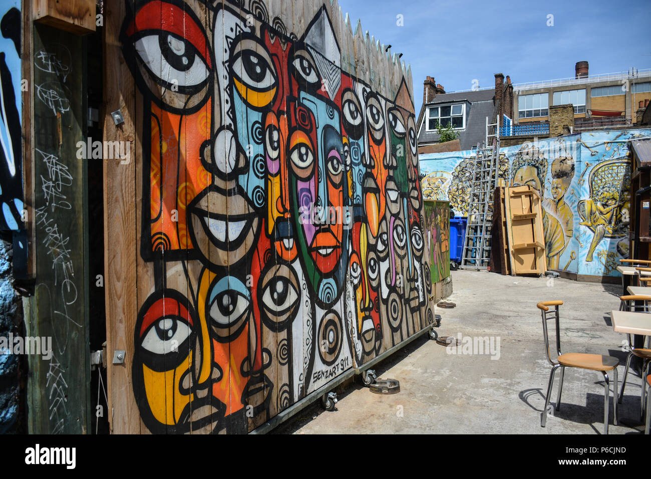 Graffiti fence mural hi-res stock photography and images - Alamy