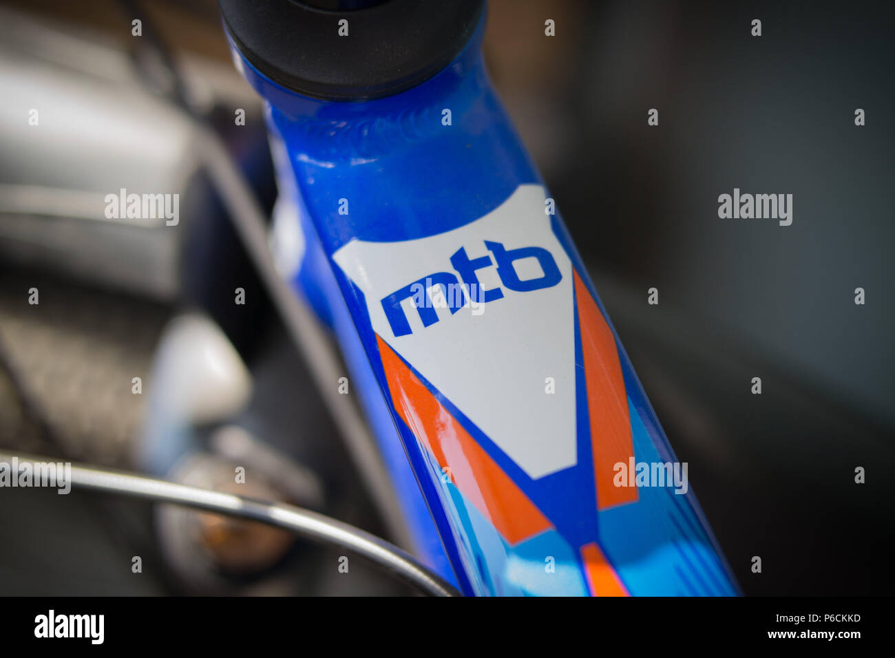Yellow mountain bike hi-res stock photography and images - Alamy