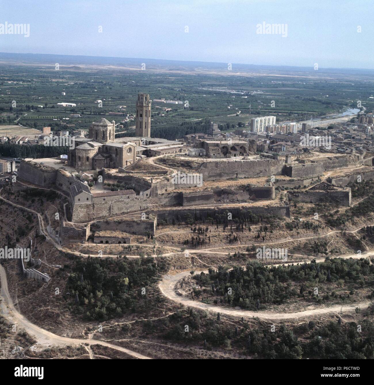 LERIDA. VISTA AEREA Y CATEDRAL. AÑO 1970 Stock Photo - Alamy