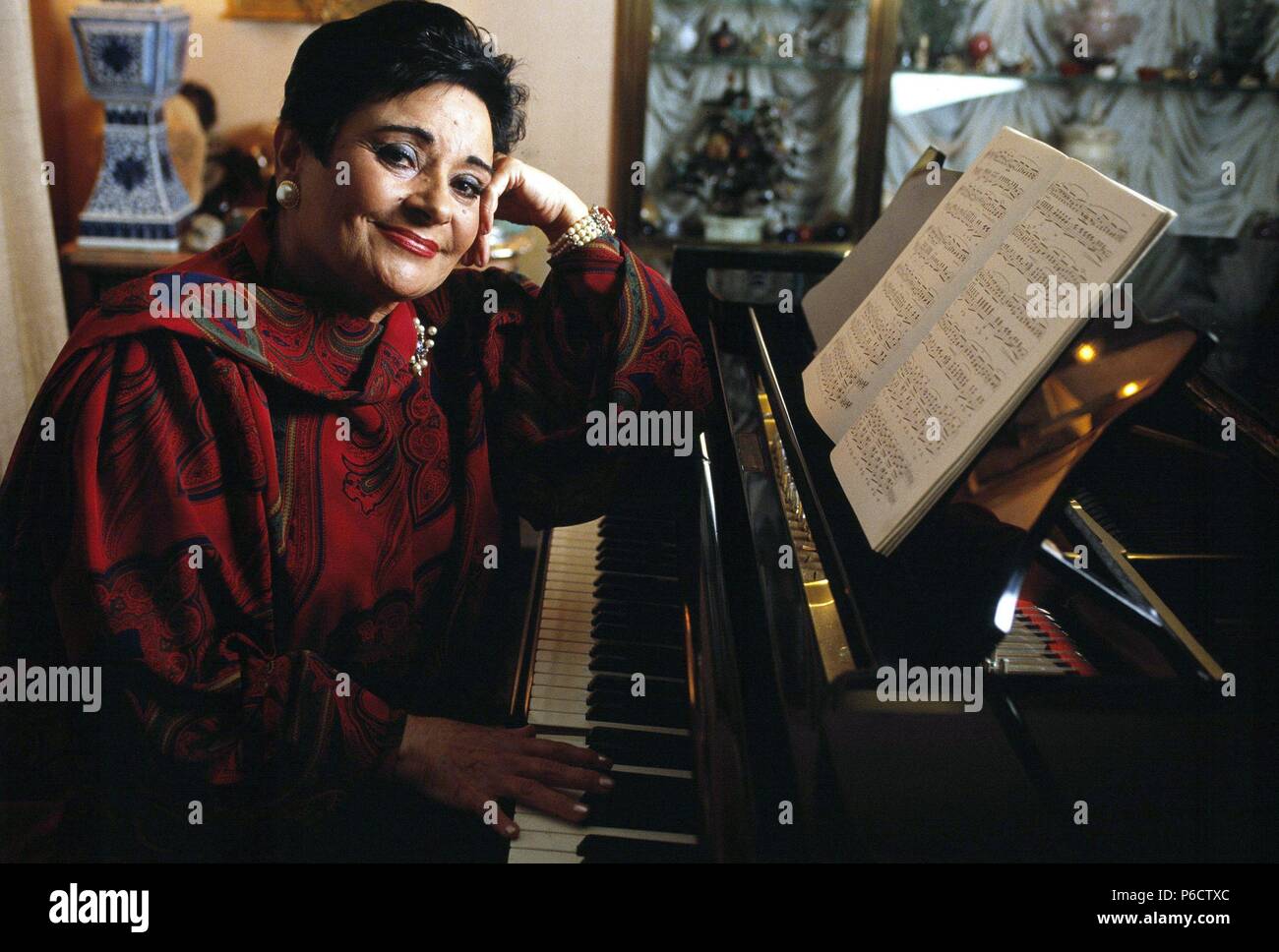 VICTORIA DE LOS ANGELES. VICTORIA DE LOS ANGELES LOPEZ. SOPRANO ...