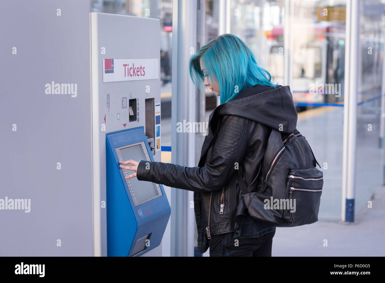 Vending machine girl hi-res stock photography and images - Alamy