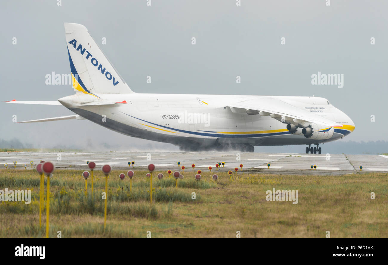 Antonov an 124 100 ruslan hi-res stock photography and images - Alamy