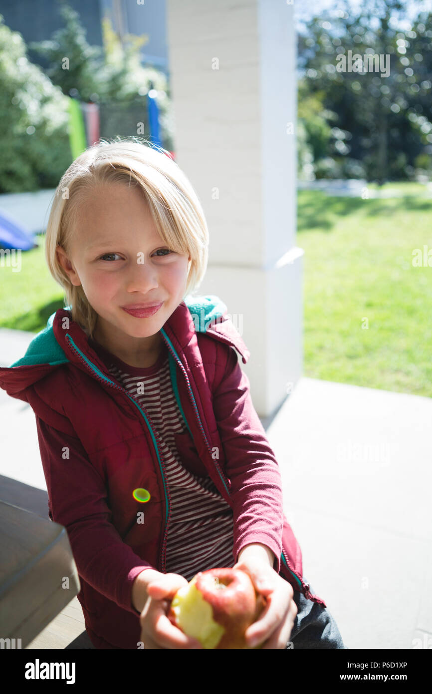 Boy with apple hi-res stock photography and images - Alamy
