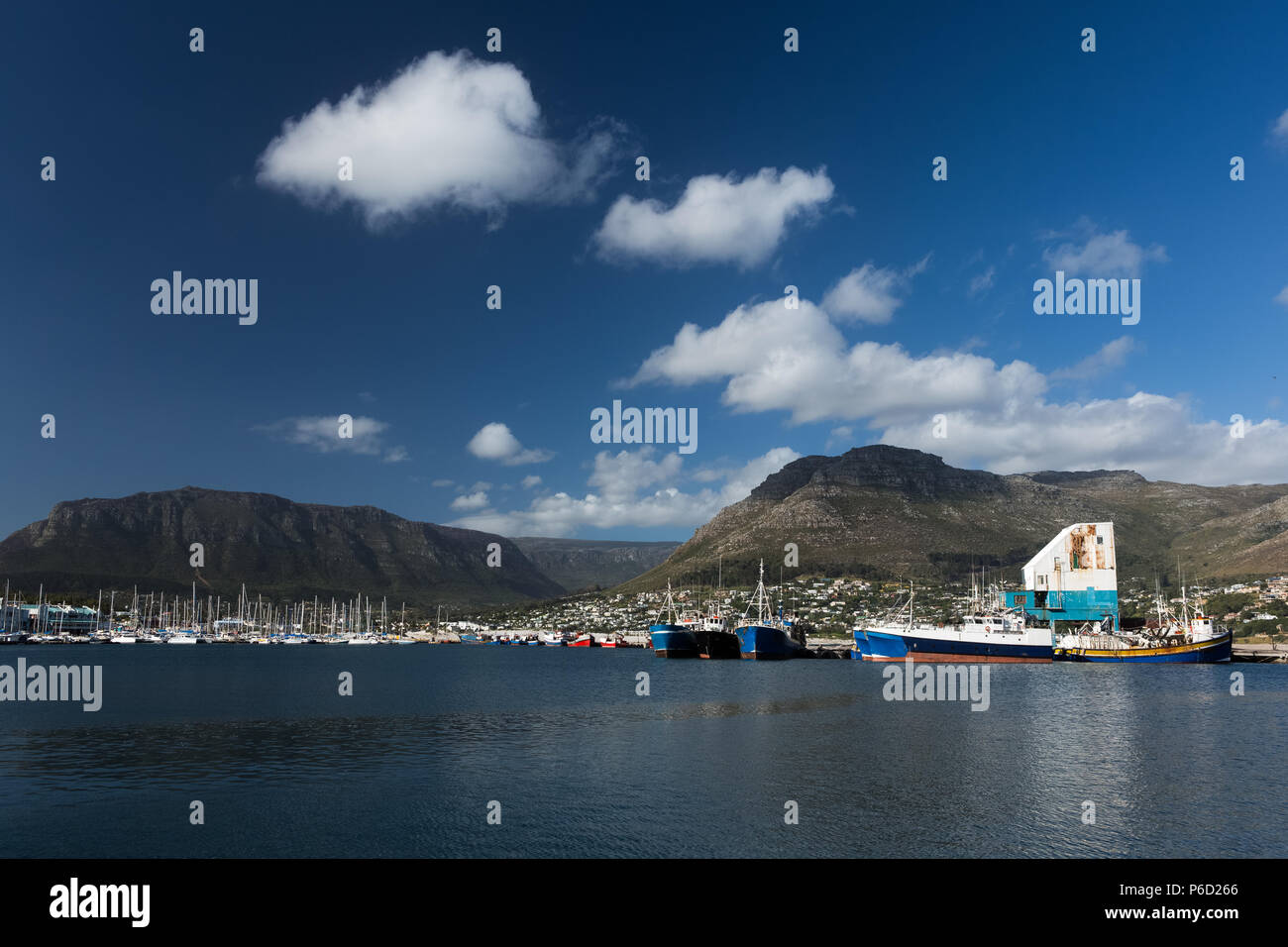 Boats moored marine dock hi-res stock photography and images - Alamy