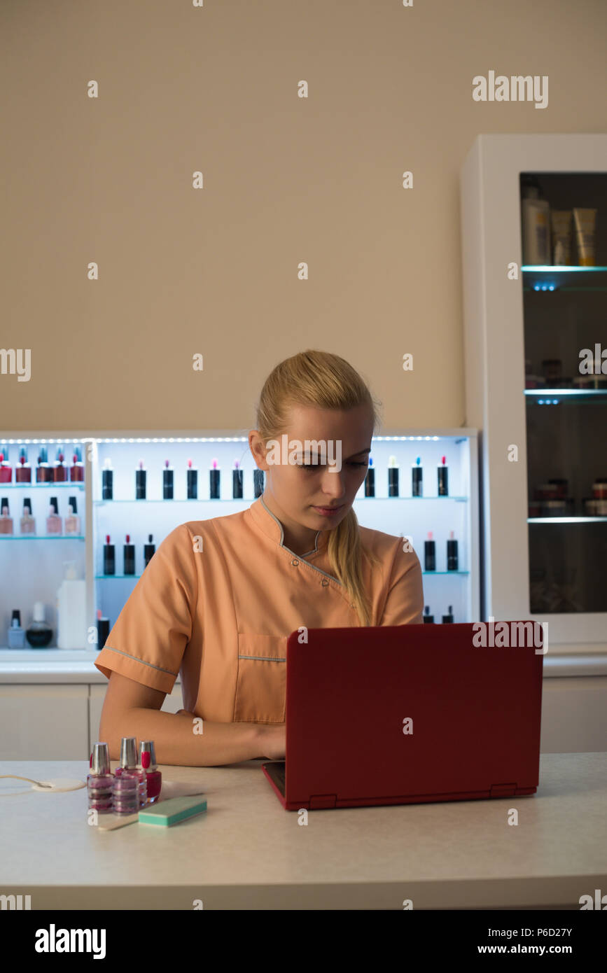 Beauty parlour with laptop hi-res stock photography and images - Alamy