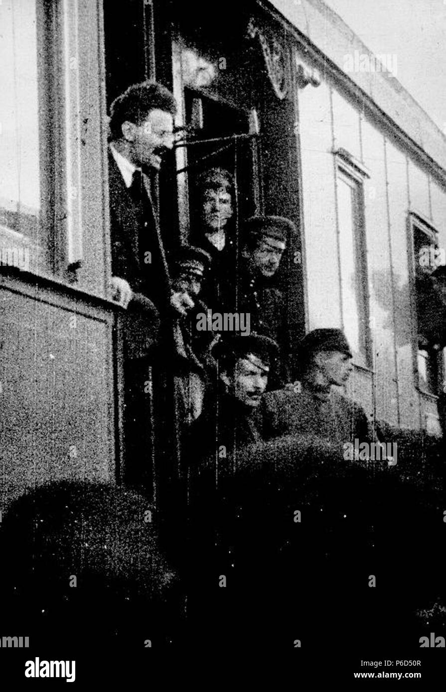 English: Leon Trotsky arriving in Petrograd by train on May 4 1917. 4 ...