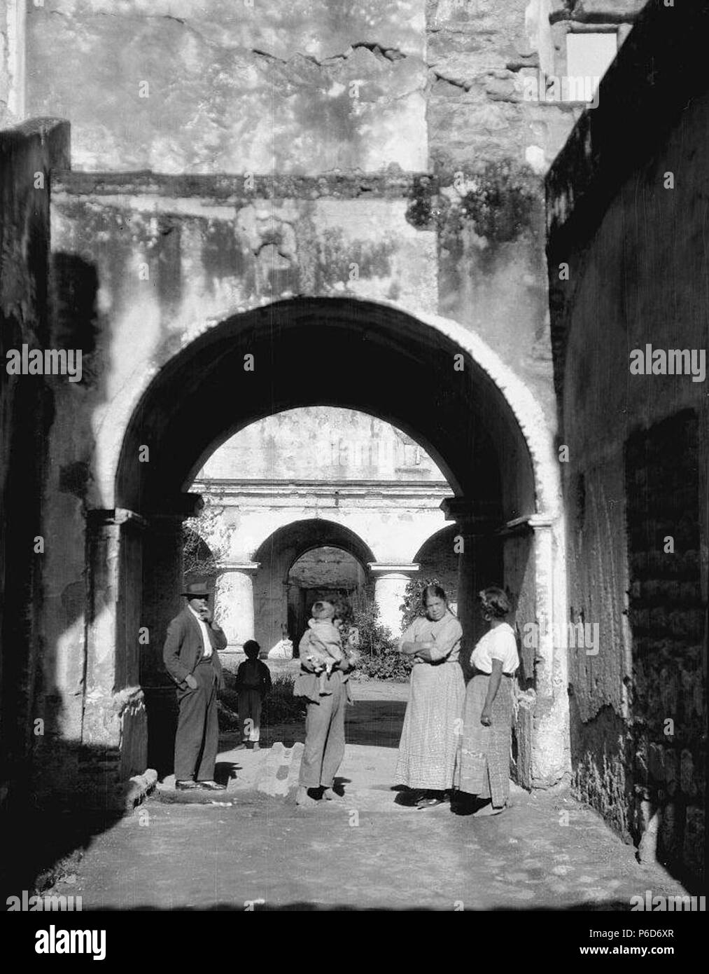 Español: Entrada de las ruinas del convento de Capuchinas en la Antigua ...